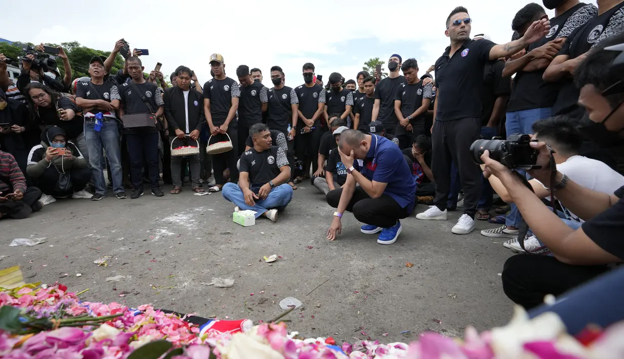 Arema Beri Penghormatan untuk Korban Tragedi Kanjuruhan Malang - Foto Liputan6.com