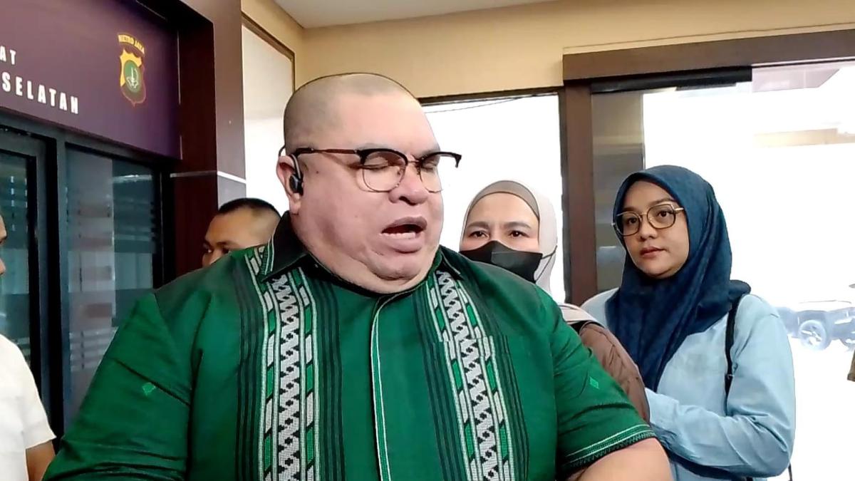 Pengacara Razman Arif Nasution Dampingi Istri Jalani Pemeriksaan ...