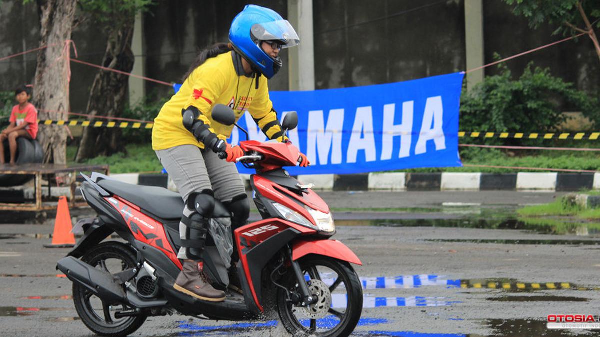 Tips Berkendara Motor Saat Musim Hujan - Tips Otosia.com