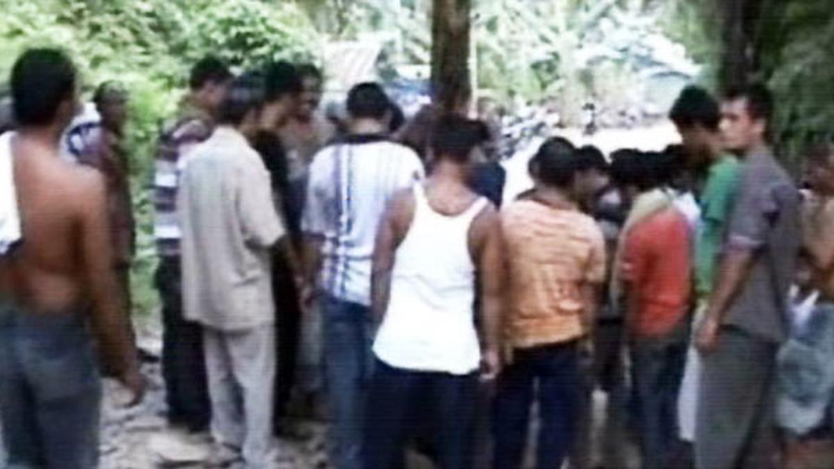 Kesal Tak Kunjung Diperbaiki, Warga Blokade Jalan - Video Liputan6.com