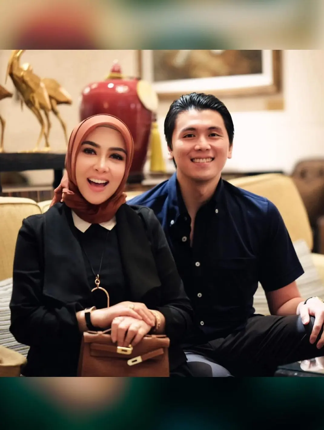 Potret Mesra Syahrini Ditatap Penuh Cinta Reino Barack, Tampil Serasi