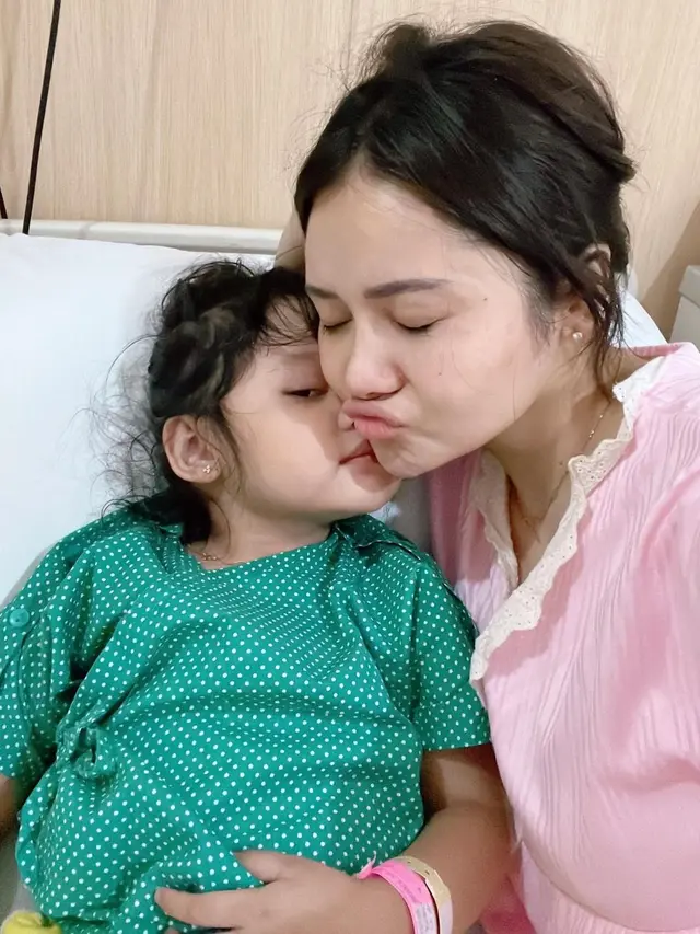 Mawar AFI Unggah Potret Putri Bungsunya Terbaring Lemah Dirawat di Rumah Sakit - ShowBiz ...
