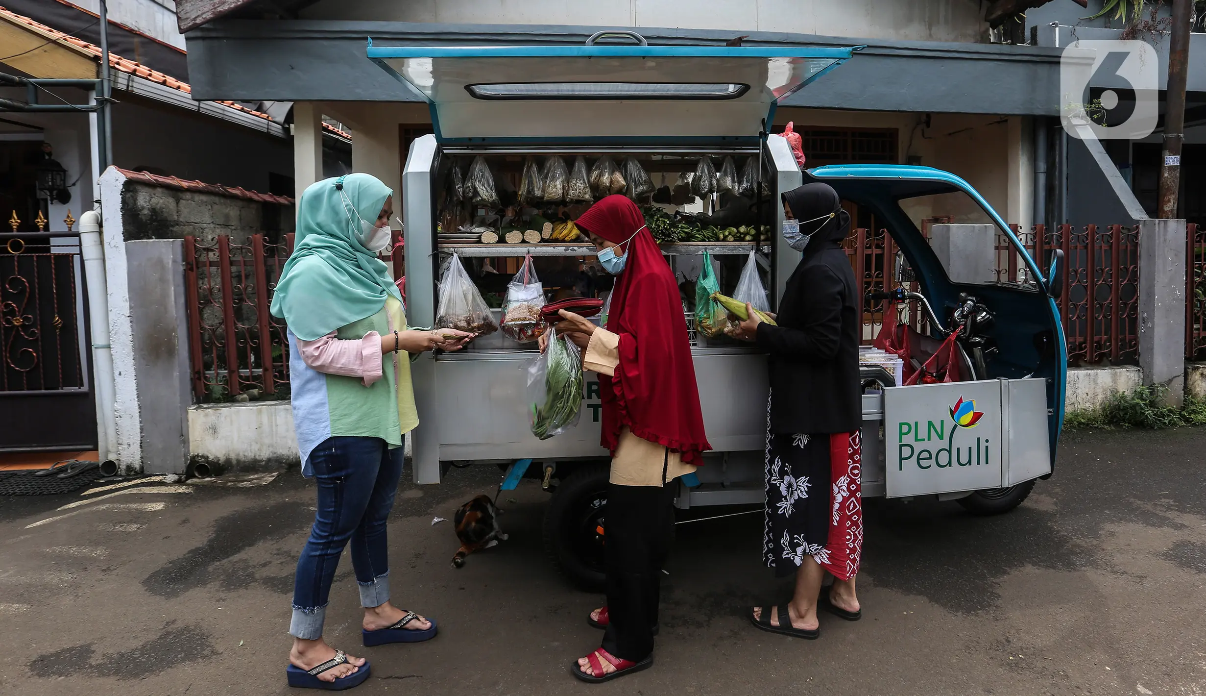 FOTO: Gerobak Motor Listrik Penjual Sayur - Foto Liputan6.com