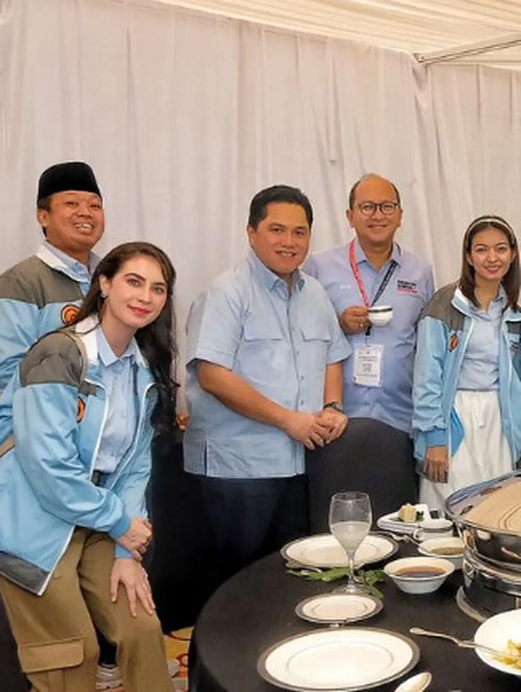 Padu Padan Busana Pendukung Gibran Rakabuming dengan Jaket Naruto Saat ...