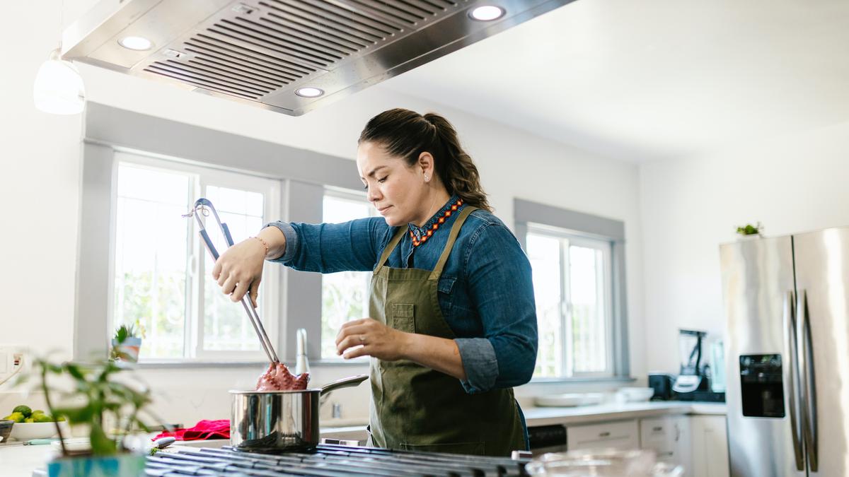 7 Teknik Memasak ala Chef Profesional, Ada Poaching hingga Sauteing