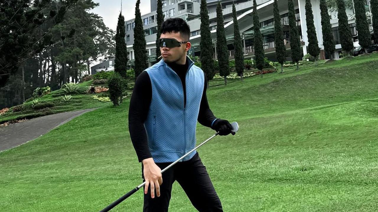 6 Potret Saaih Halilintar Main Golf di Berbagai Negara, dari Bandung ...