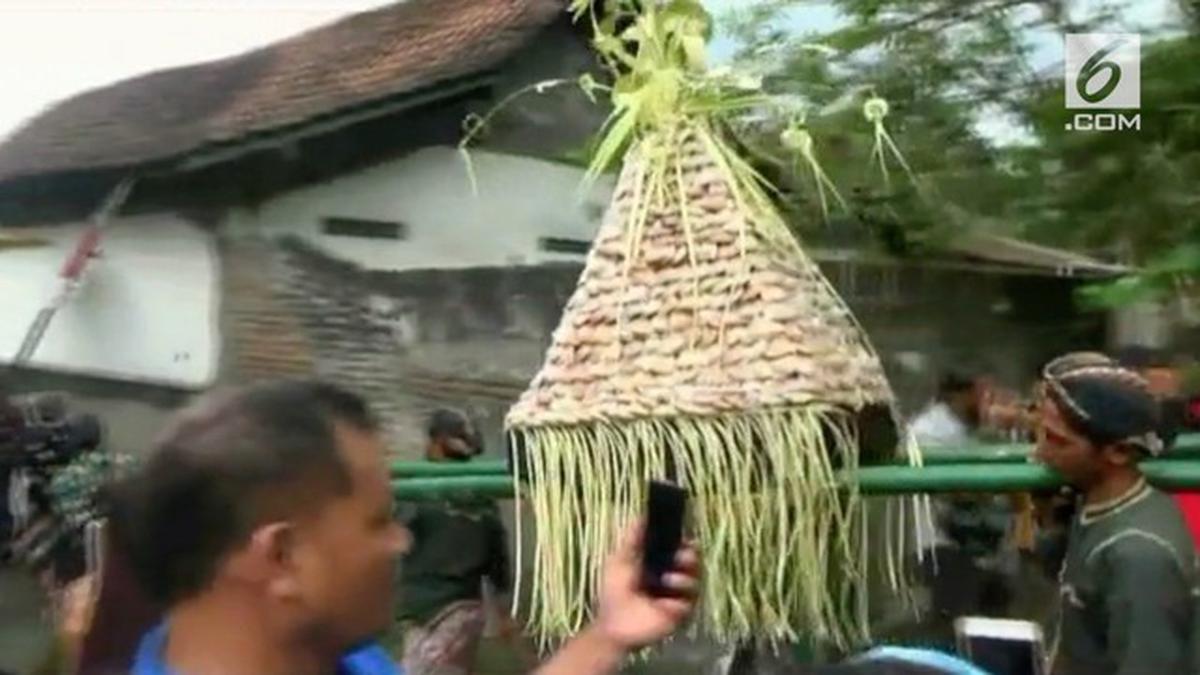 VIDEO: Tradisi Membagikan Gunungan Kue Apem