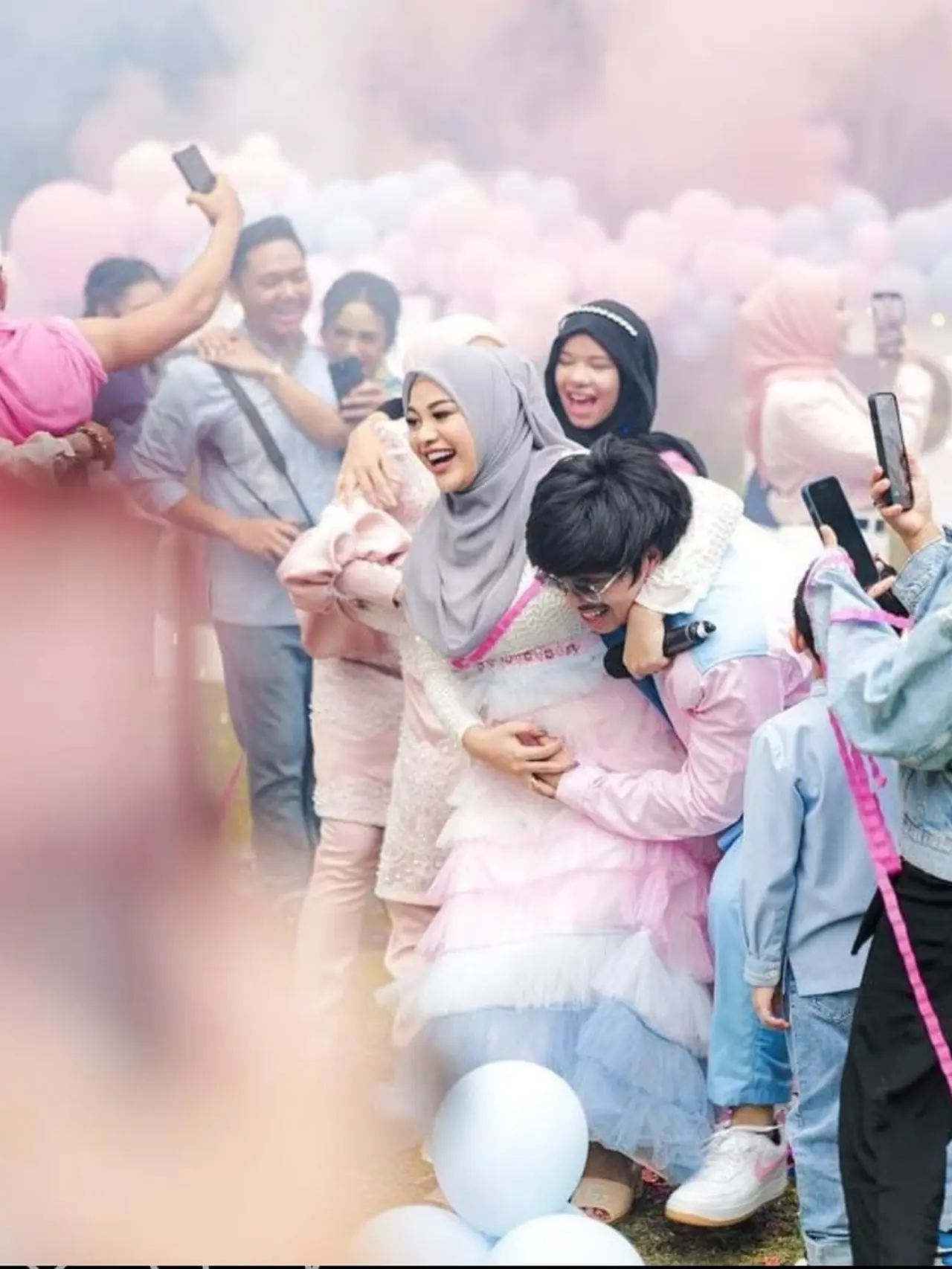 7 Potret Baby Bump Aurel Hermansyah Hamil Kedua, Tak Sabar Adik Ameena ...