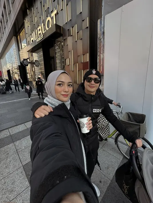 6 Gaya Bucin Citra Kirana dan Rezky Aditya Liburan di Jepang Pakai Outfit Serasi - Photo Fimela.com