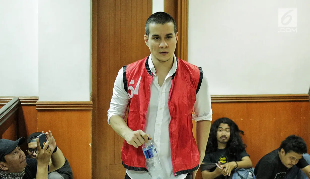 FOTO: Sidang Perdana Kasus Kokain, Steve Emmanuel Berpenampilan Baru ...