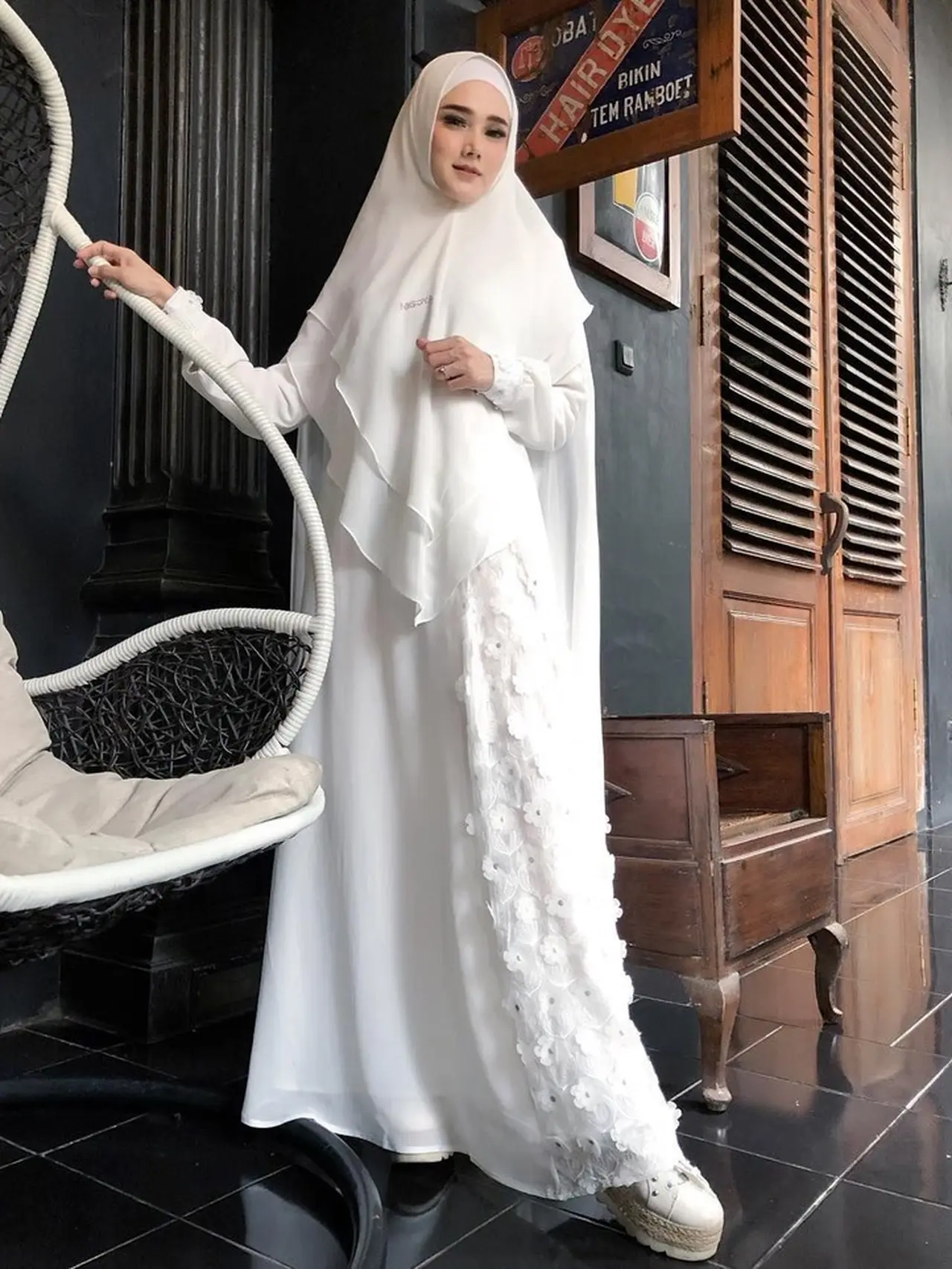 Outfit Inspirasi Lebaran, Potret 15 Artis Kenakan Hijab Serba Putih ...