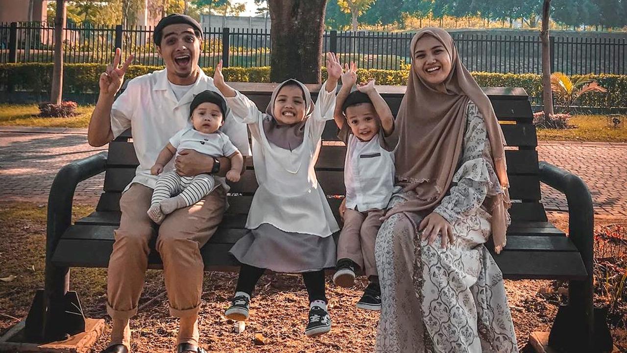Hamil Anak Keempat, Ini 6 Potret Mesra Ricky Harun dan Herfiza Novianti
