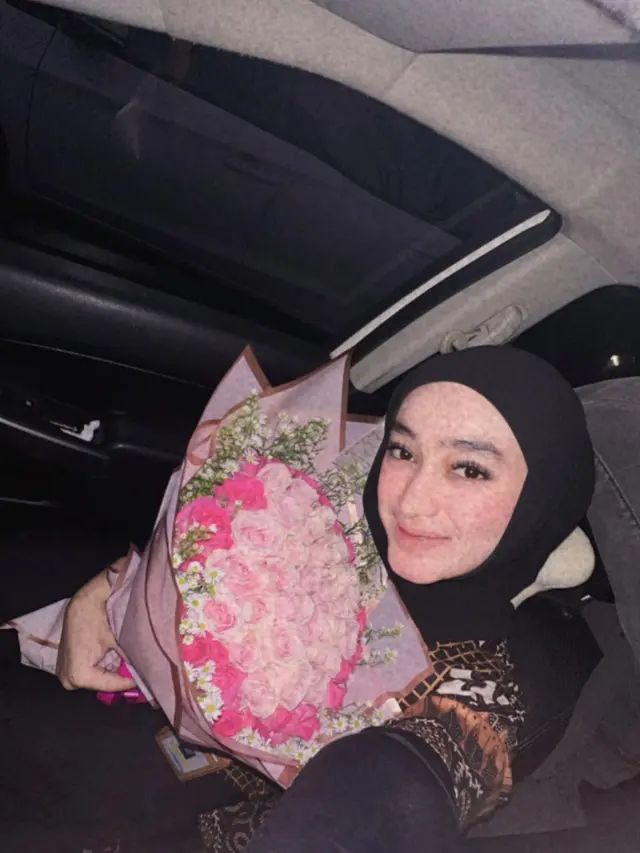 6 Potret Romantis Sule untuk Santyka Fauziah, Kirim Buket Bunga Besar ke Kantornya - Hot ...