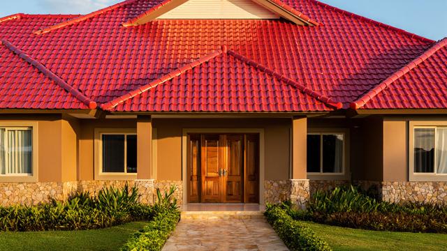 8 Rekomendasi Warna Cat Rumah yang Cocok untuk Atap Merah, Ciptakan ...