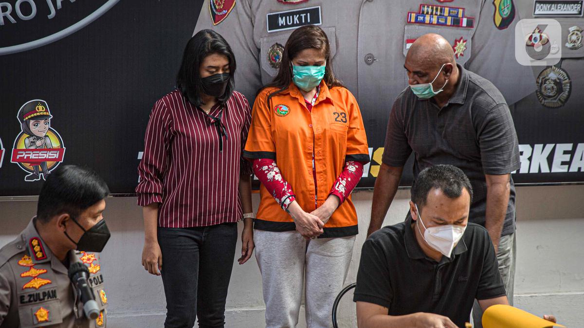 FOTO: DJ Chantal Dewi Ditangkap Polisi Terkait Narkoba - Foto Liputan6.com