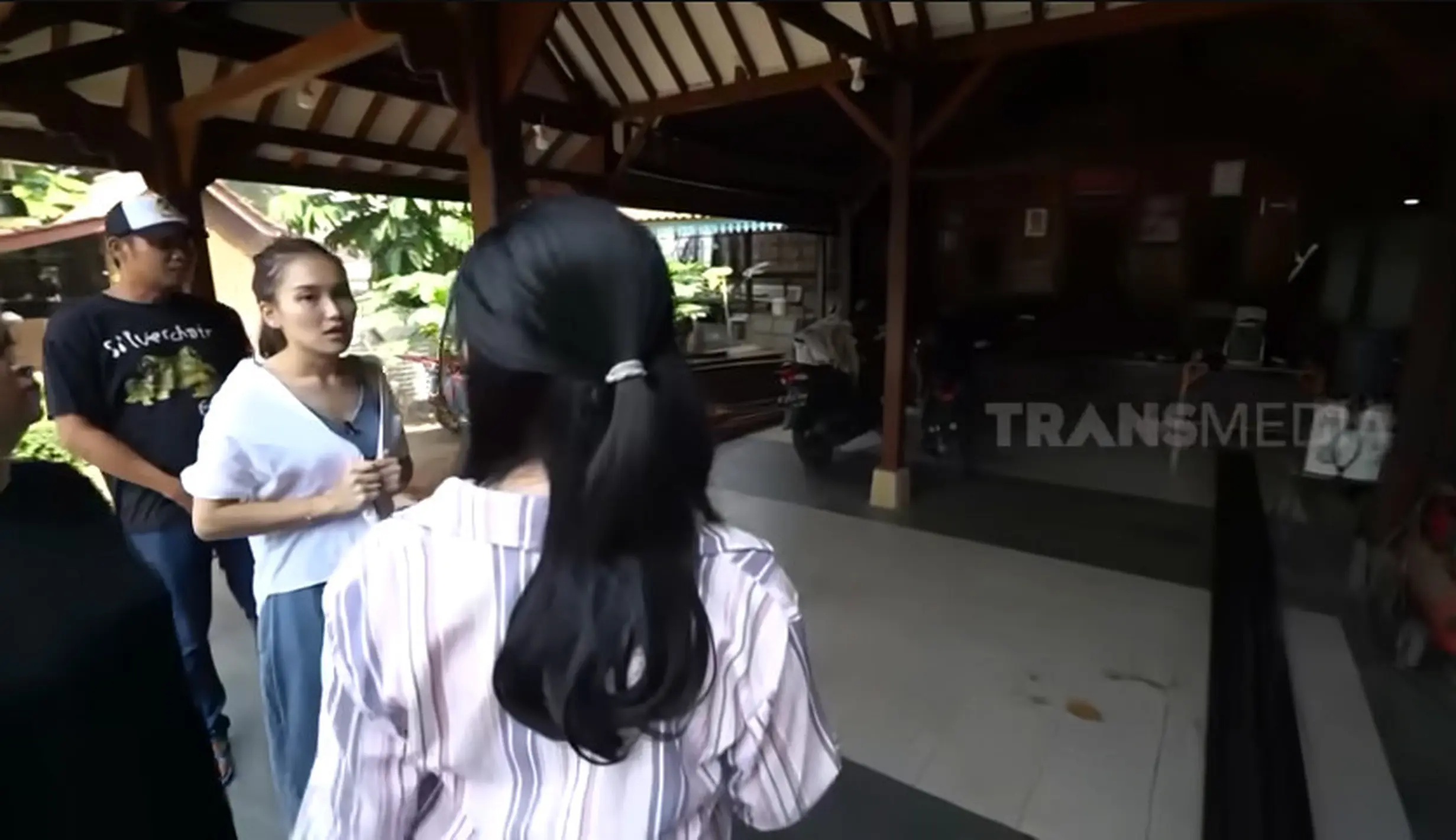 10 Potret Rumah Mandra, dari Mulai Tempat Syuting, Musala, Bengkel ...