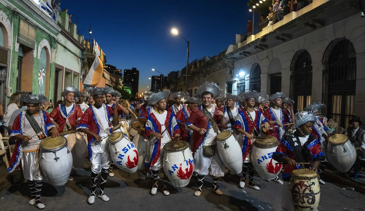 FOTO: Parade Karnaval Las llamadas di Uruguay - Foto Liputan6.com