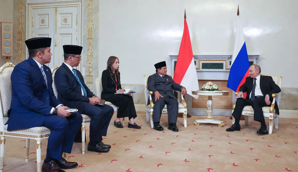 Didampingi Seskab Teddy Indra Wijaya dan Menlu Sugiono, Presiden Prabowo Bertemu Presiden Rusia ...