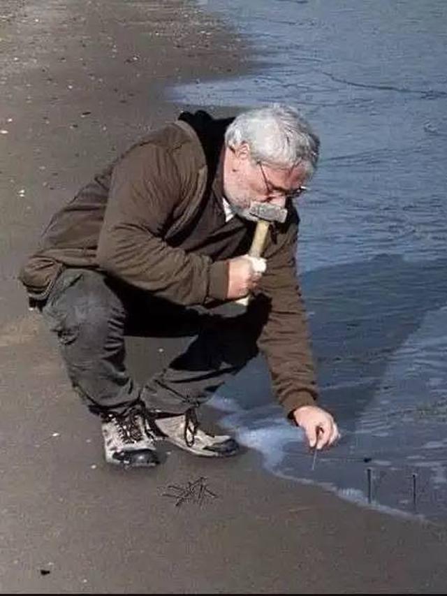 8 Potret Absurd Orang Saat Liburan di Pantai Ini Bikin Geleng Kepala
