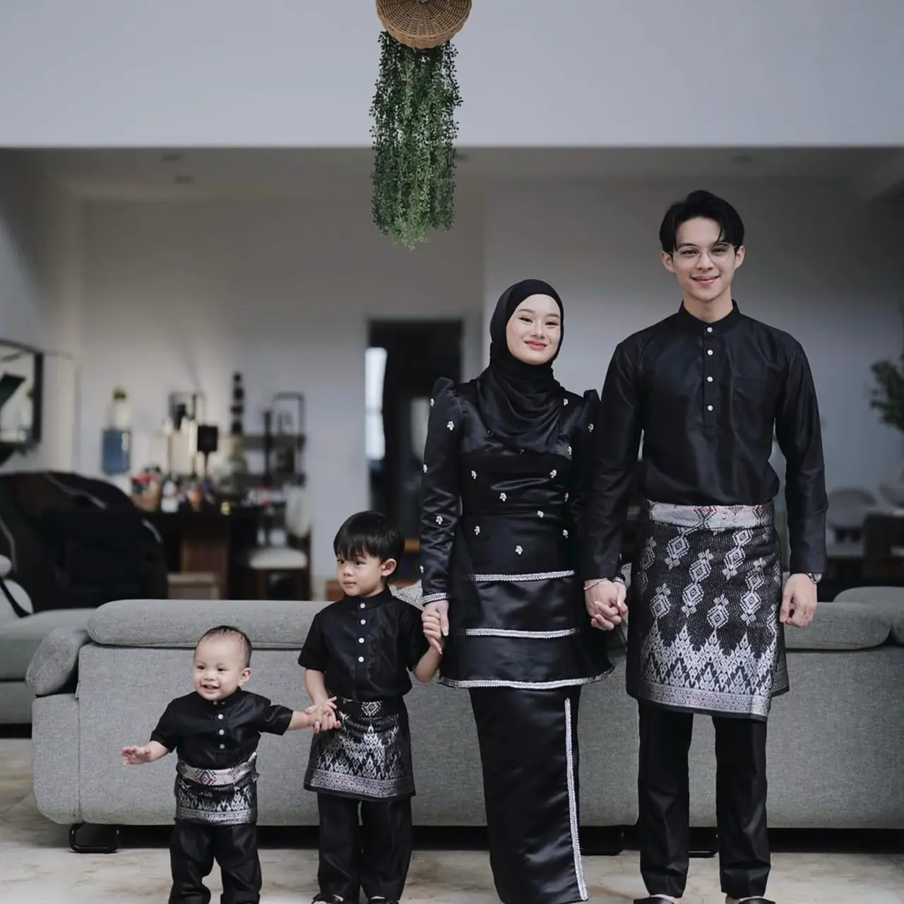 6 Potret Baju Lebaran Shimmer Para Selebriti yang Jadi Tren Tahun Ini ...