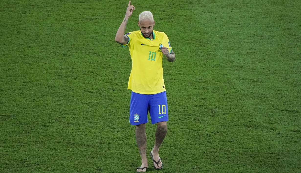 Foto: Neymar Mah Bebas, Keliling Lapangan Pakai Sendal Jepit setelah ...