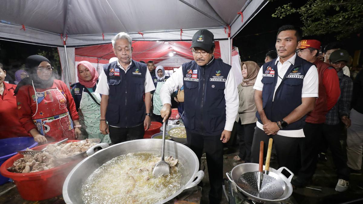Gus Ipul Ikut Siapkan Makan Sahur untuk Korban Banjir di Bekasi - News Liputan6.com