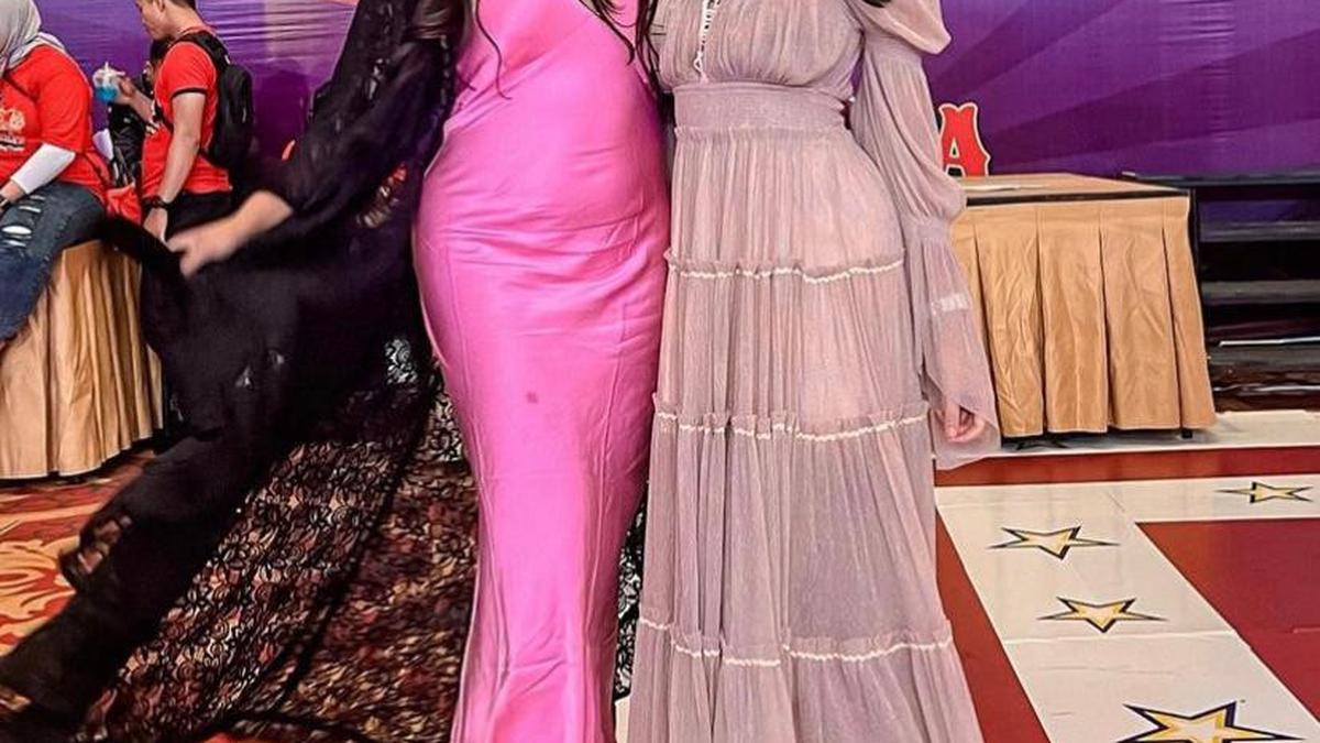 Beda Gaya Lucinta Luna dan Millen Cyrus Pakai Gaun Pink Hadiri Ultah Ameena