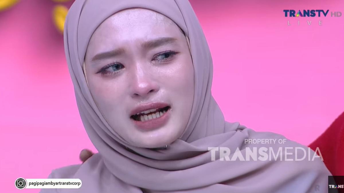 Inara Rusli Menangis Tersedu-sedu Cerita Kepanikan Bawa Dua Anaknya ke UGD - ShowBiz Liputan6.com