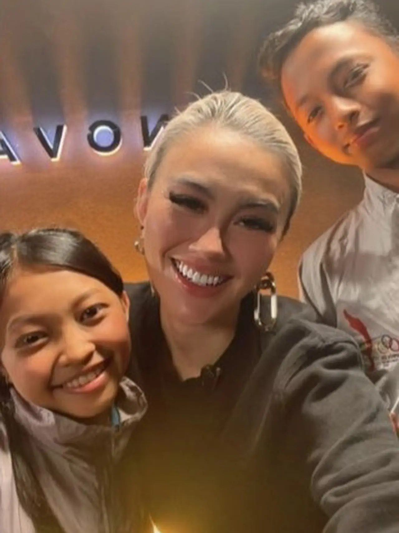 6 Potret Agnez Mo Akhirnya Berjumpa Siswa SMPN 1 Ciawi Jago Dansa yang Sedang Viral, Devina dan ...