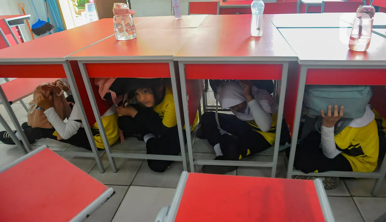 Momen Siswa SD di Depok Ikuti Simulasi Penanganan Bencana Gempa Bumi - Foto Liputan6.com