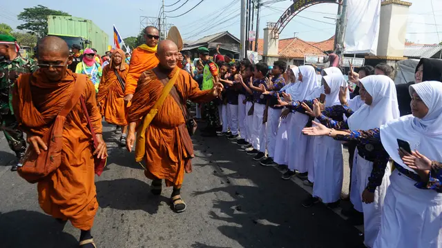 Makna Warna Oranye di Jubah Para Biksu yang Baru Saja Jalani Waisak di Candi Borobudur ...
