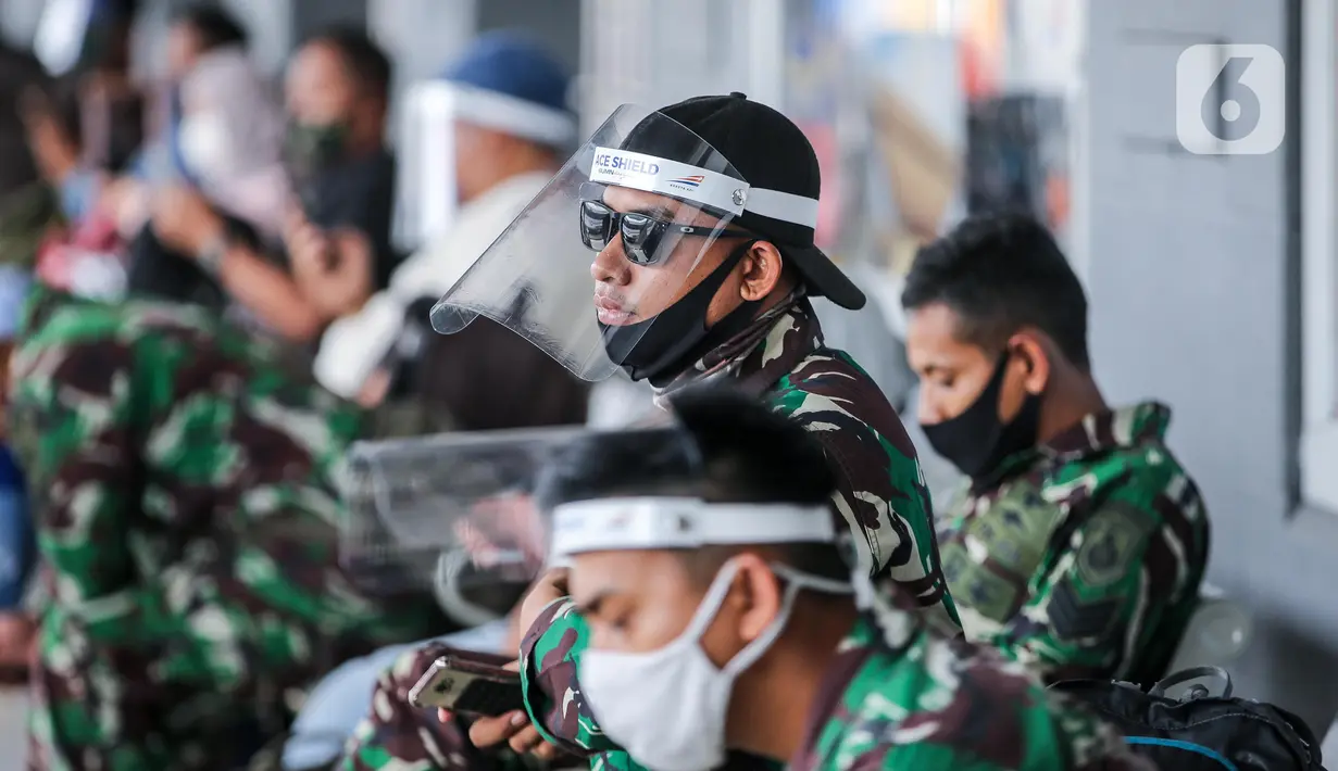 FOTO: Pengguna KA Jarak Jauh Diwajibkan Menggunakan Pelindung Wajah ...