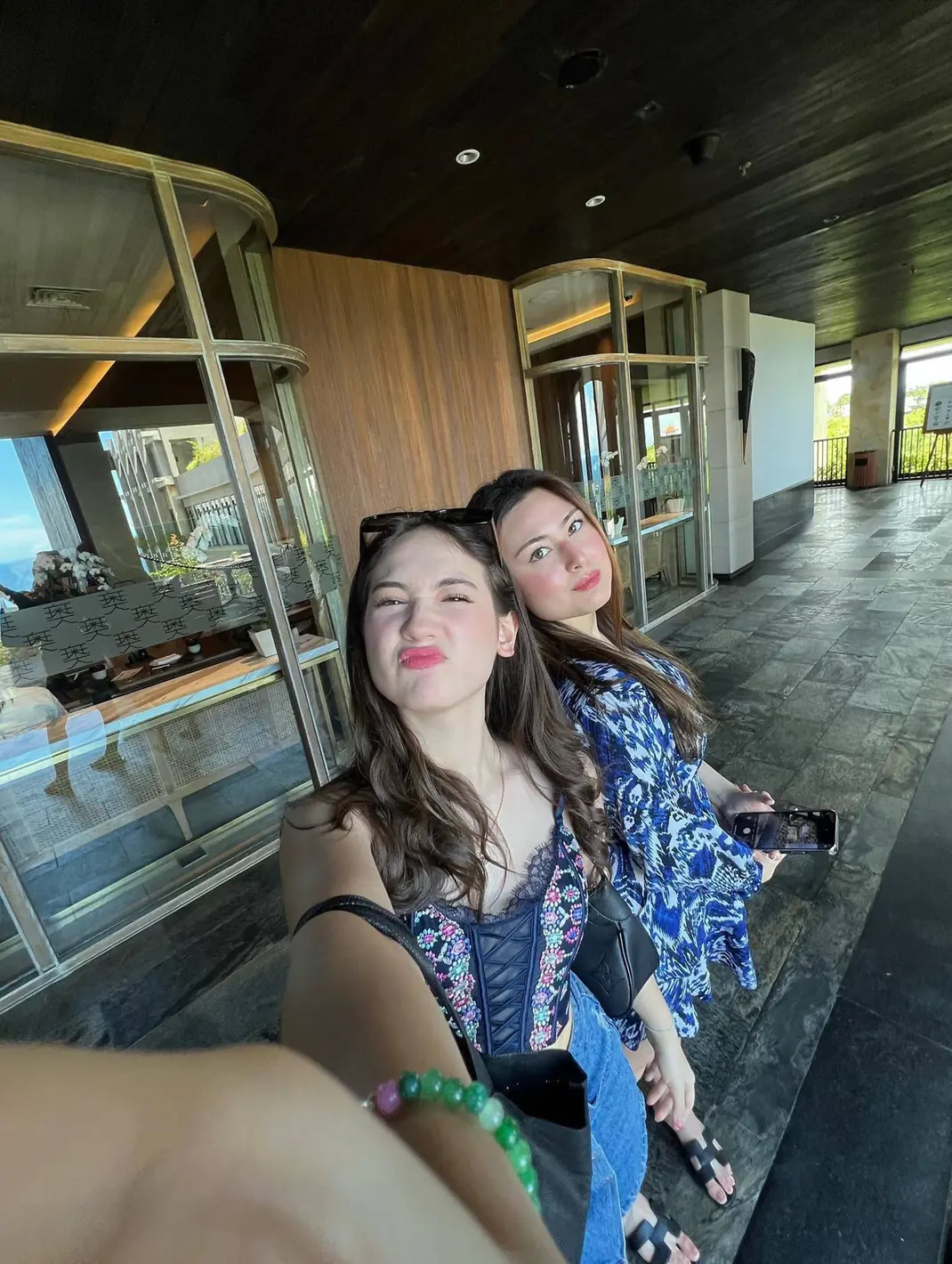 Potret Kompak Laura Moane Bersama Kakak yang Kerap Tuai Sorotan - Foto ...