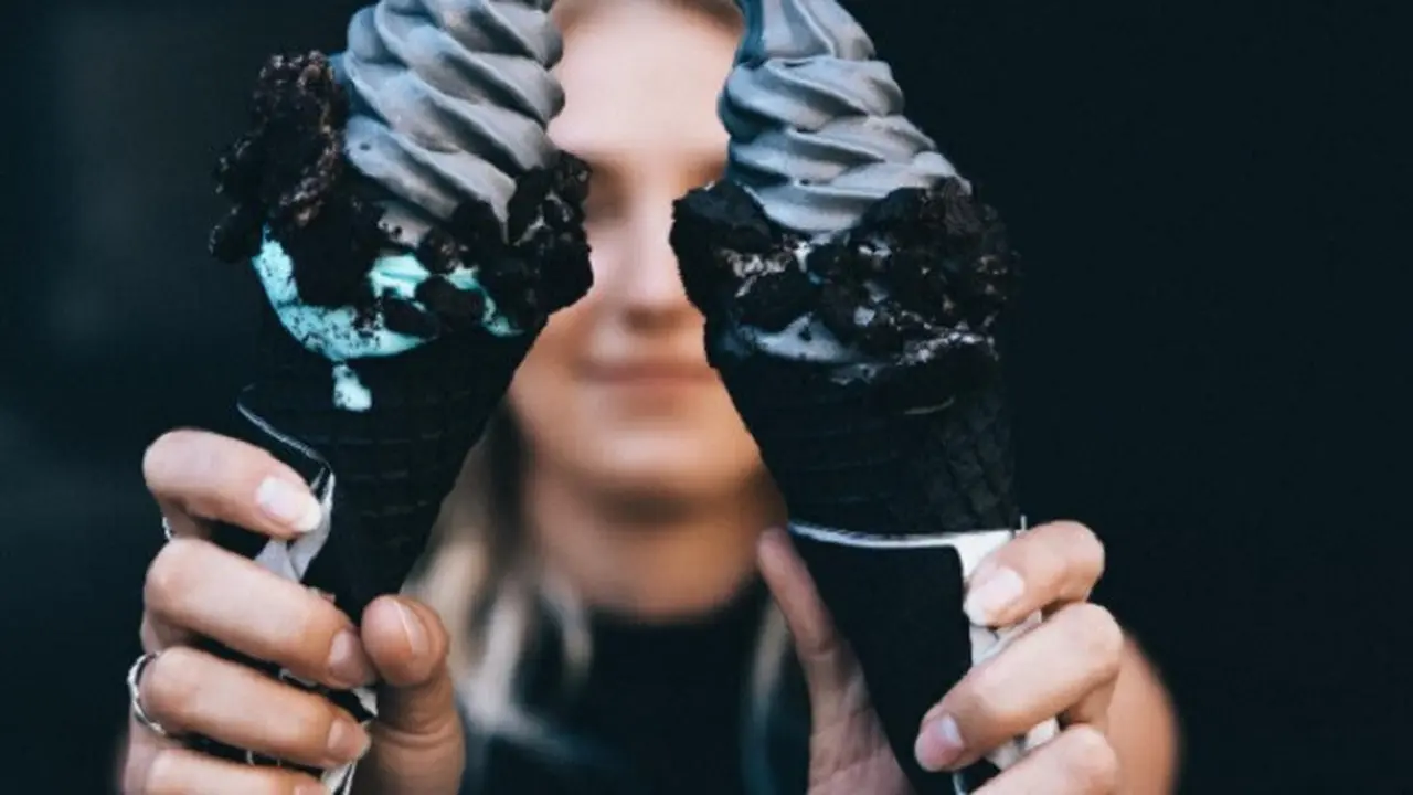 Es Krim Hitam yang Unik dan Instagramable, Berani Coba? - Lifestyle ...