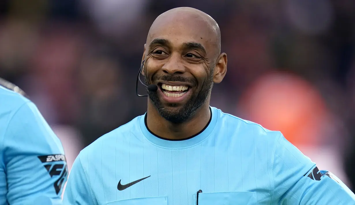 Foto: Momen Bersejarah saat Sam Allison Jadi Wasit Kulit Hitam Pertama ...