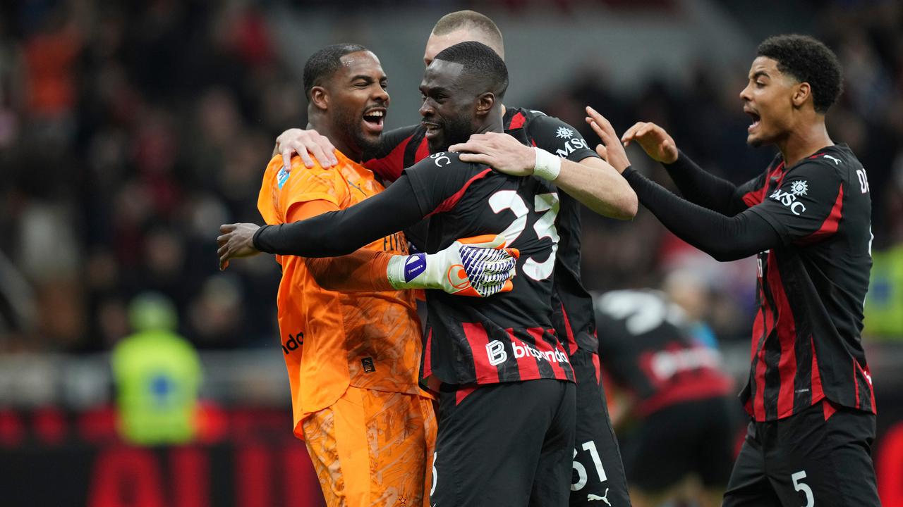 Alasan Mike Maignan MauTeken Kontrak Baru di AC Milan: Bukan Cuma Gaji ...