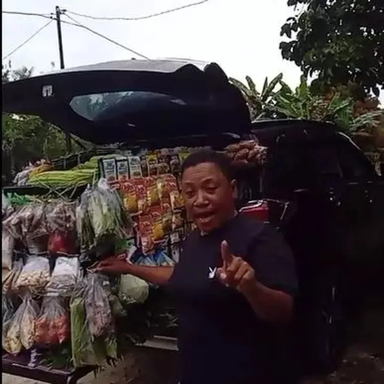 6 Potret Orang Jualan Sayur Pakai Mobil Mewah, Alih Fungsi Jadi Lapak ...