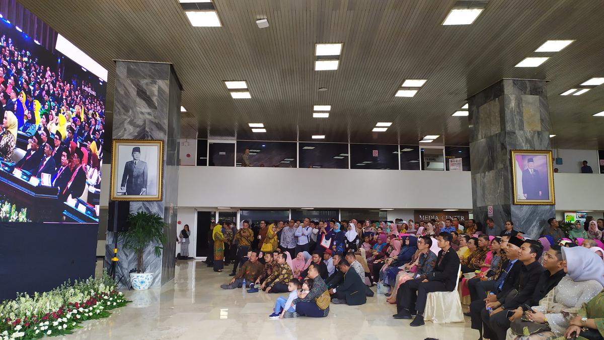 Keluarga Nonton Bareng Saat Anggota DPR Dilantik - News Liputan6.com