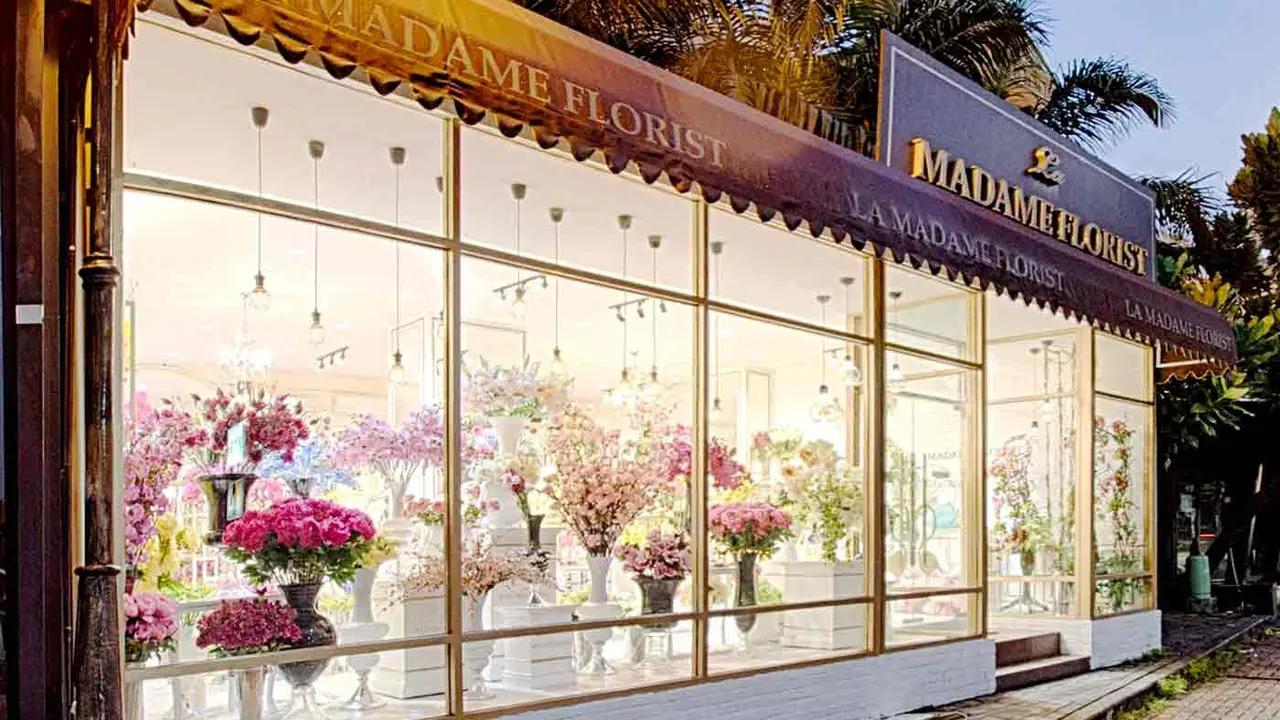 Desain Toko Bunga Serba Putih Bernuansa Klasik Kontemporer yang Cantik ...