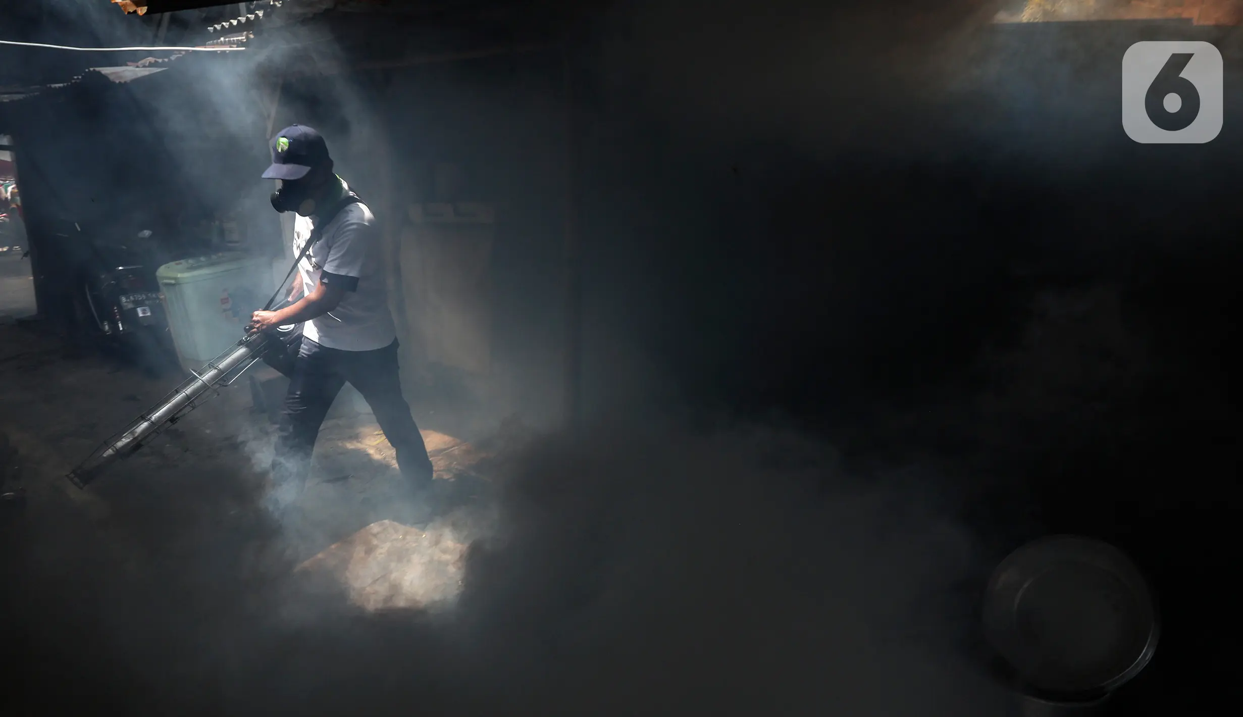 FOTO: Fogging Cegah DBD saat Pandemi COVID-19 di Kawasan Kebayoran Lama ...