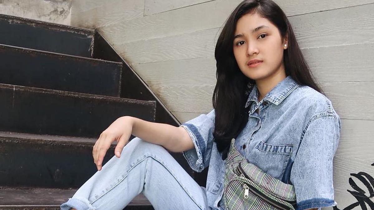 FOTO: Gaya Cut Syifa Pakai Denim, Tampil Trendi