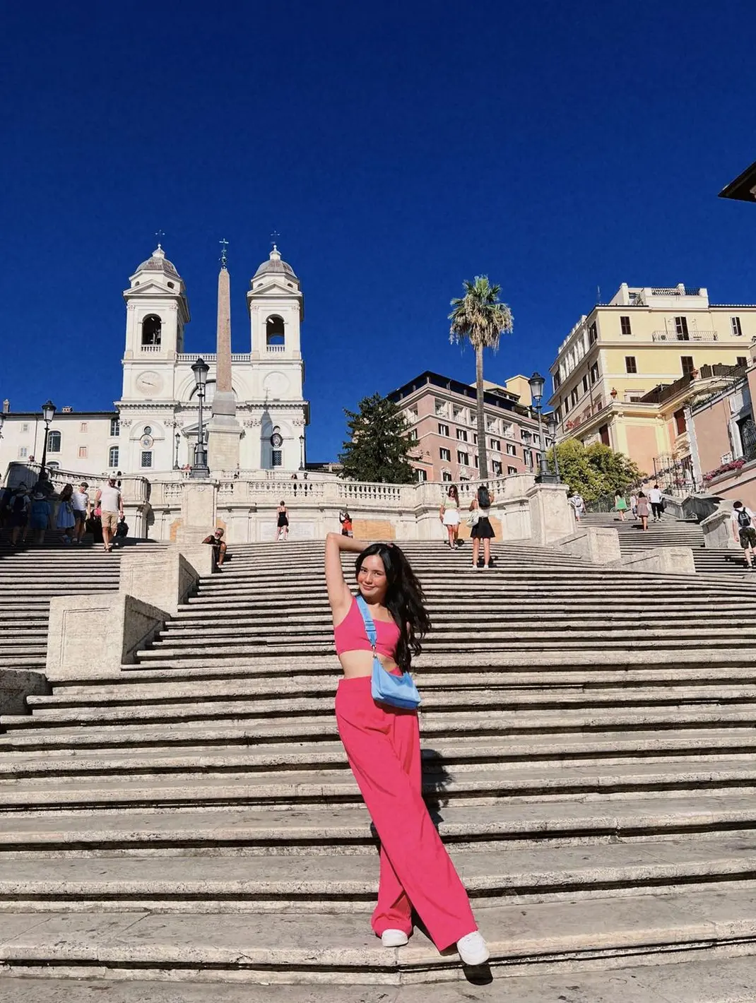 Gaya Beby Tsabina saat Berpose di Spanish Steps, Gemas - Foto Liputan6.com
