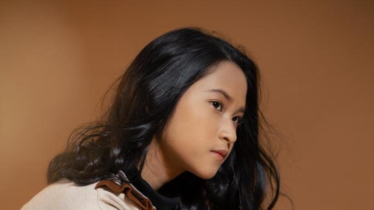 Raissa Anggiani Kisahkan Rumitnya Cinta di Lagu Losing Us ...