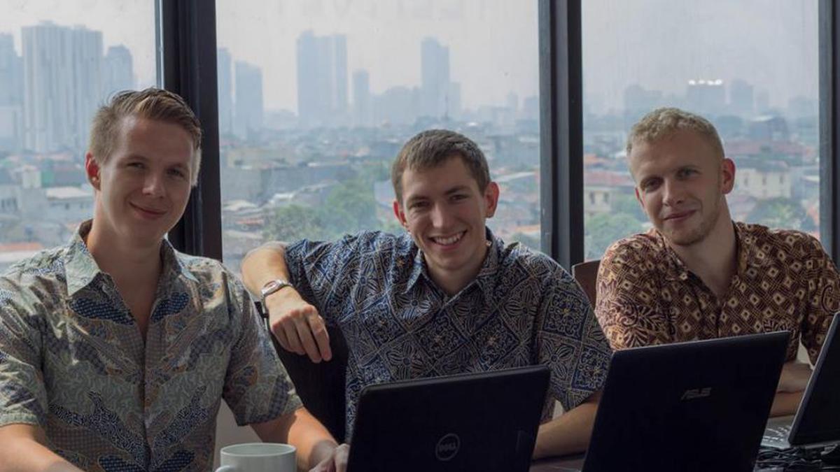 Foto Pakai Baju Batik, Para Bule Ini Malah Bikin Ngakak!