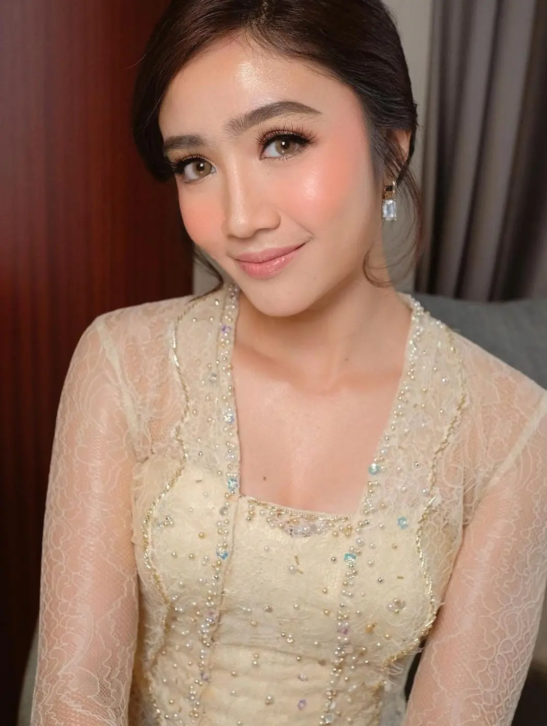 6 Potret Febby Rastanty Jadi Bridesmaid, Cantik dengan Kebaya