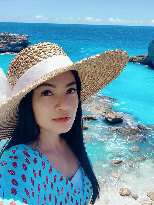 Duh, Handphone Titi Kamal Tercebur ke Laut - ShowBiz Liputan6.com