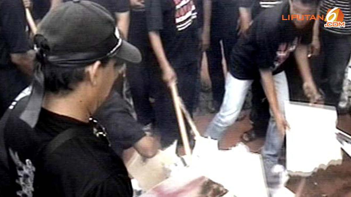 VIDEO: Bakar Poster, Warga Meruya Selatan Protes Putusan MA - News ...
