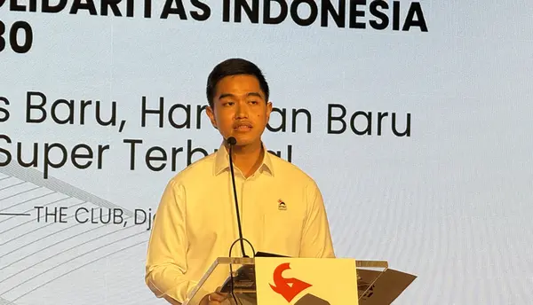 Aksi Berani Emak-Emak Kerudung Pink di Tengah Ricuh Demo Depan DPR Mencuri Perhatian - News ...