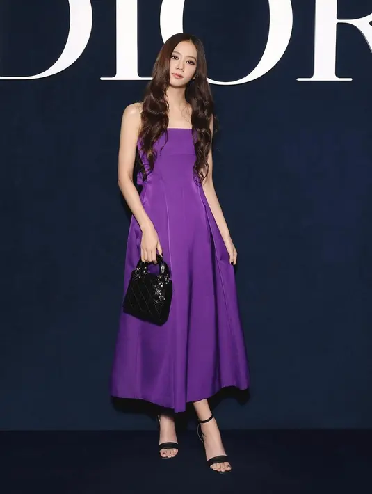 Kenakan Gaun Ungu, Jisoo Blackpink Tampil Cantik di Dior Paris Fashion ...