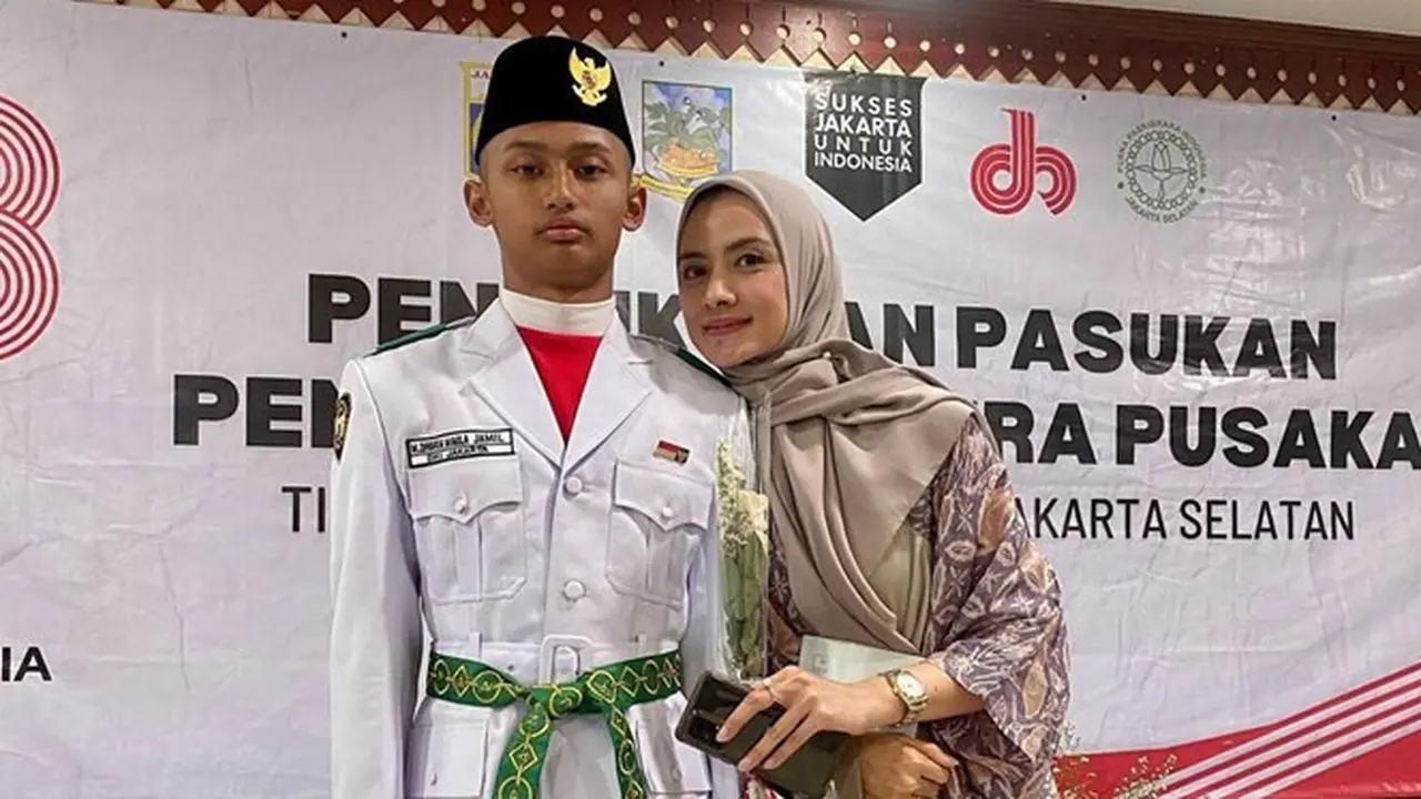 7 Potret Dhofin Putra Ibnu Jamil dan Ade Maya saat Pengukuhan Anggota Paskibra, Jadi Sorotan ...